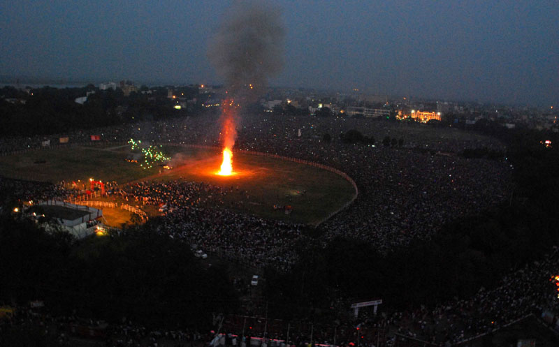 View Patna: Thousands witness 'Ravan Badh' at Gandhi Maidan