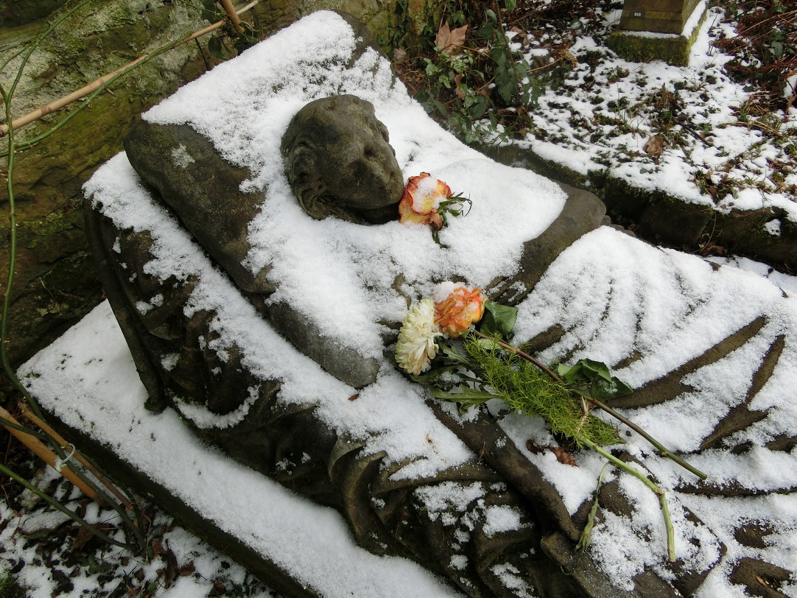 Bunga Misterius di Makam Caroline Walter - Merinding.com