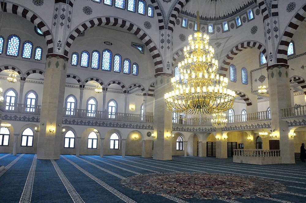 .: Central Asia's largest mosque was completed in Kyrgyzstan. - A maior ...