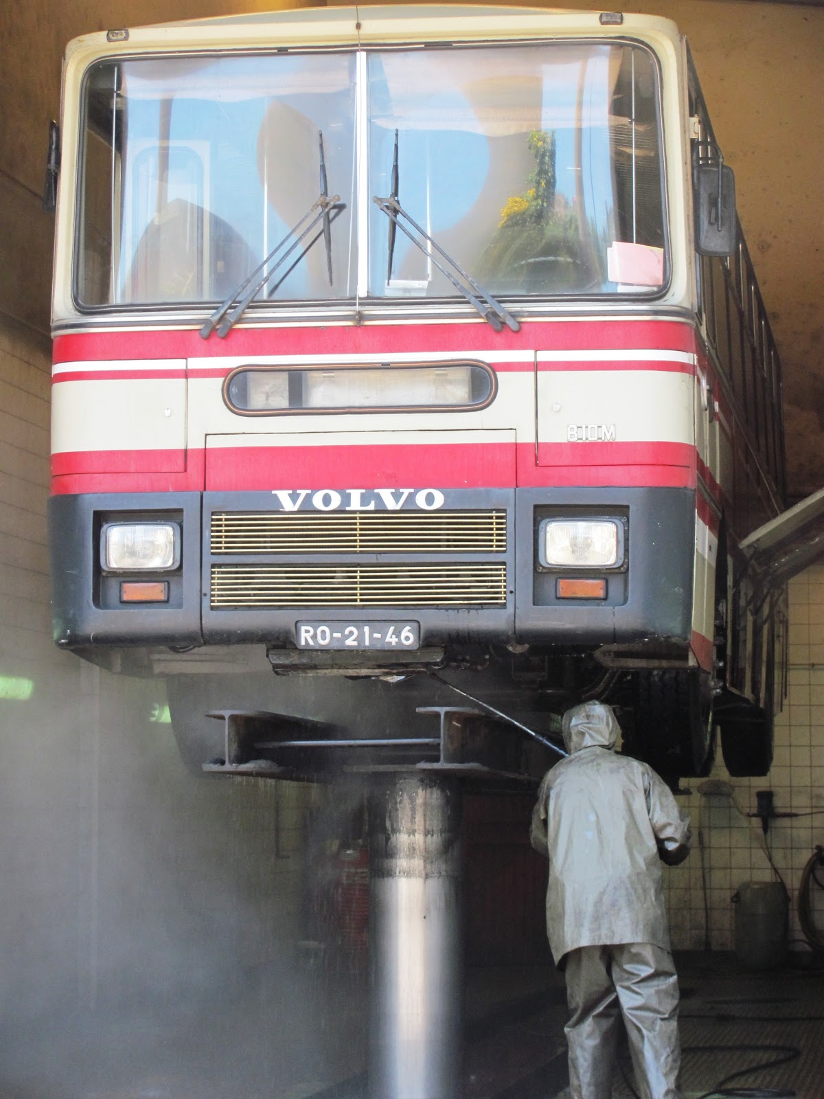 Buses from various cities in the world.: Lavagem de estrada dum B10M