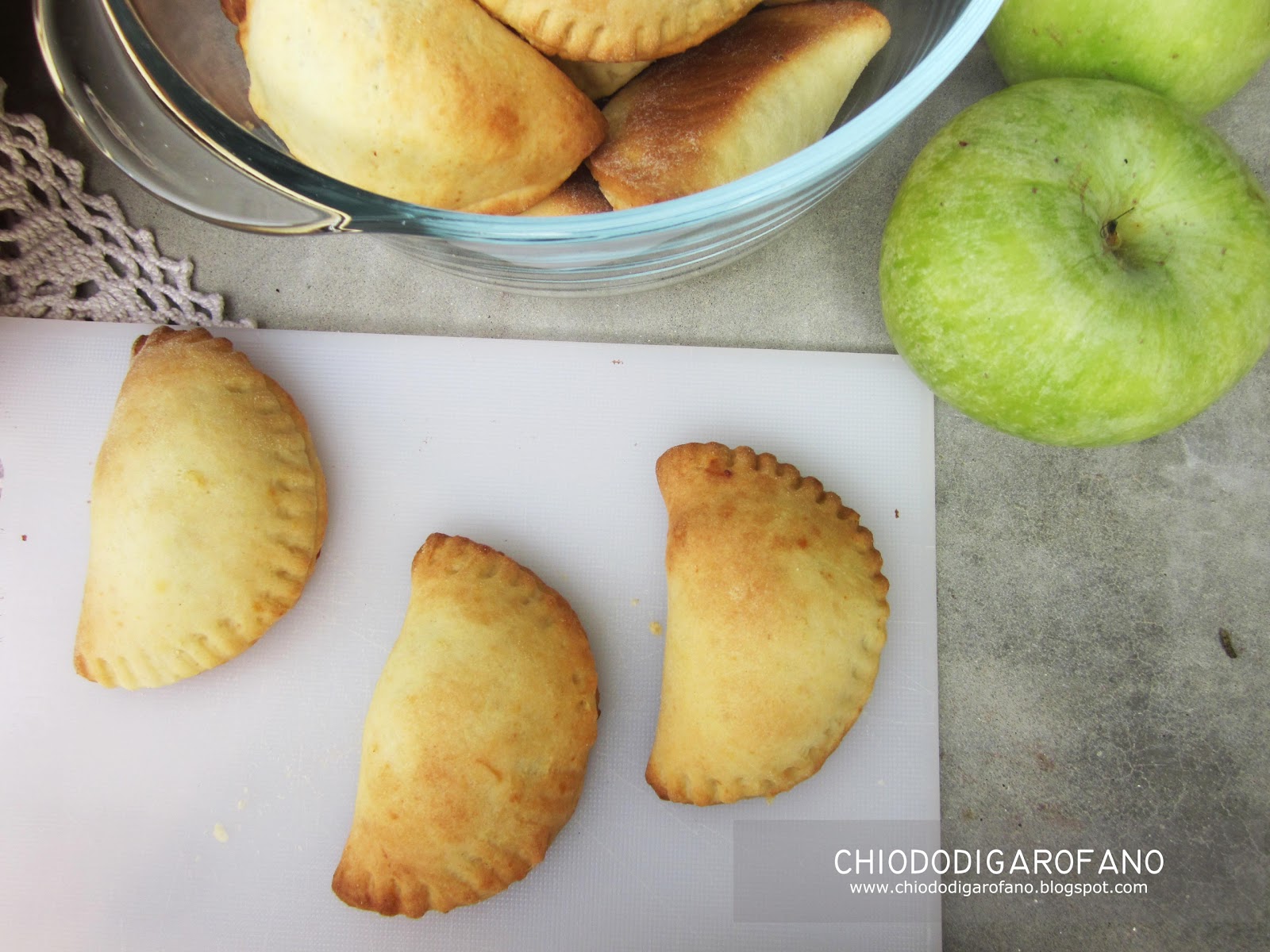 chiodo di garofano: mezzelune alla mela, uvetta, cannella e miele