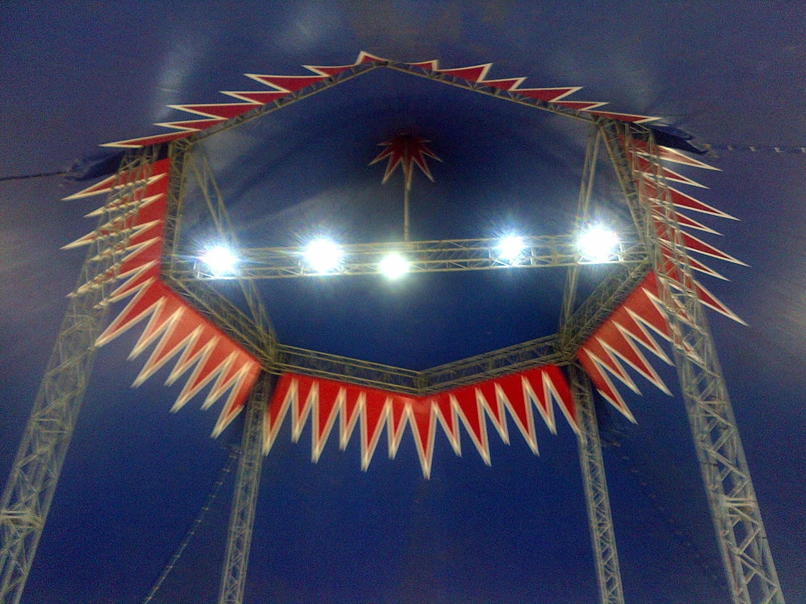 De tout et de rien: quelques images du plus grand chapiteau d'Europe