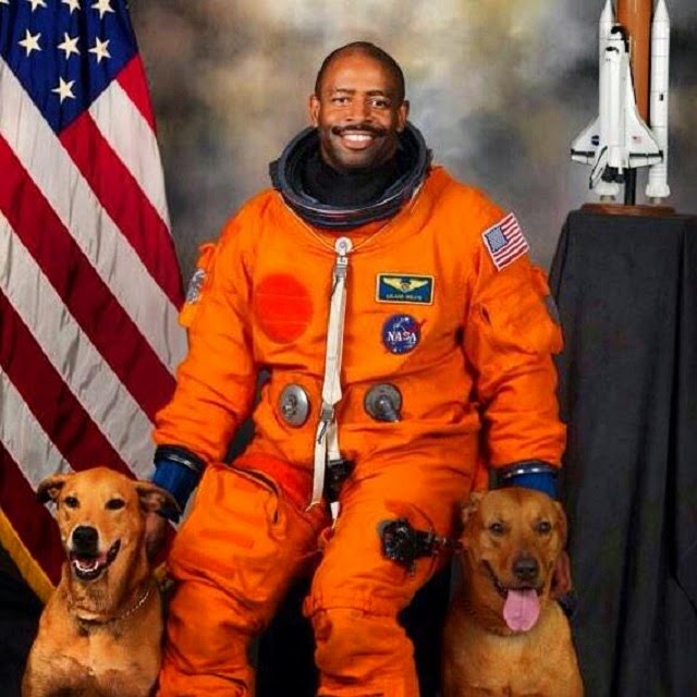Astronauta Animalista de la NASA es alabado después de posar junto a ...