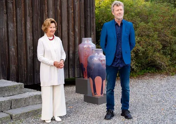 Queen Sonja opened a new exhibition at the Soli Brug Gallery in Østfold
