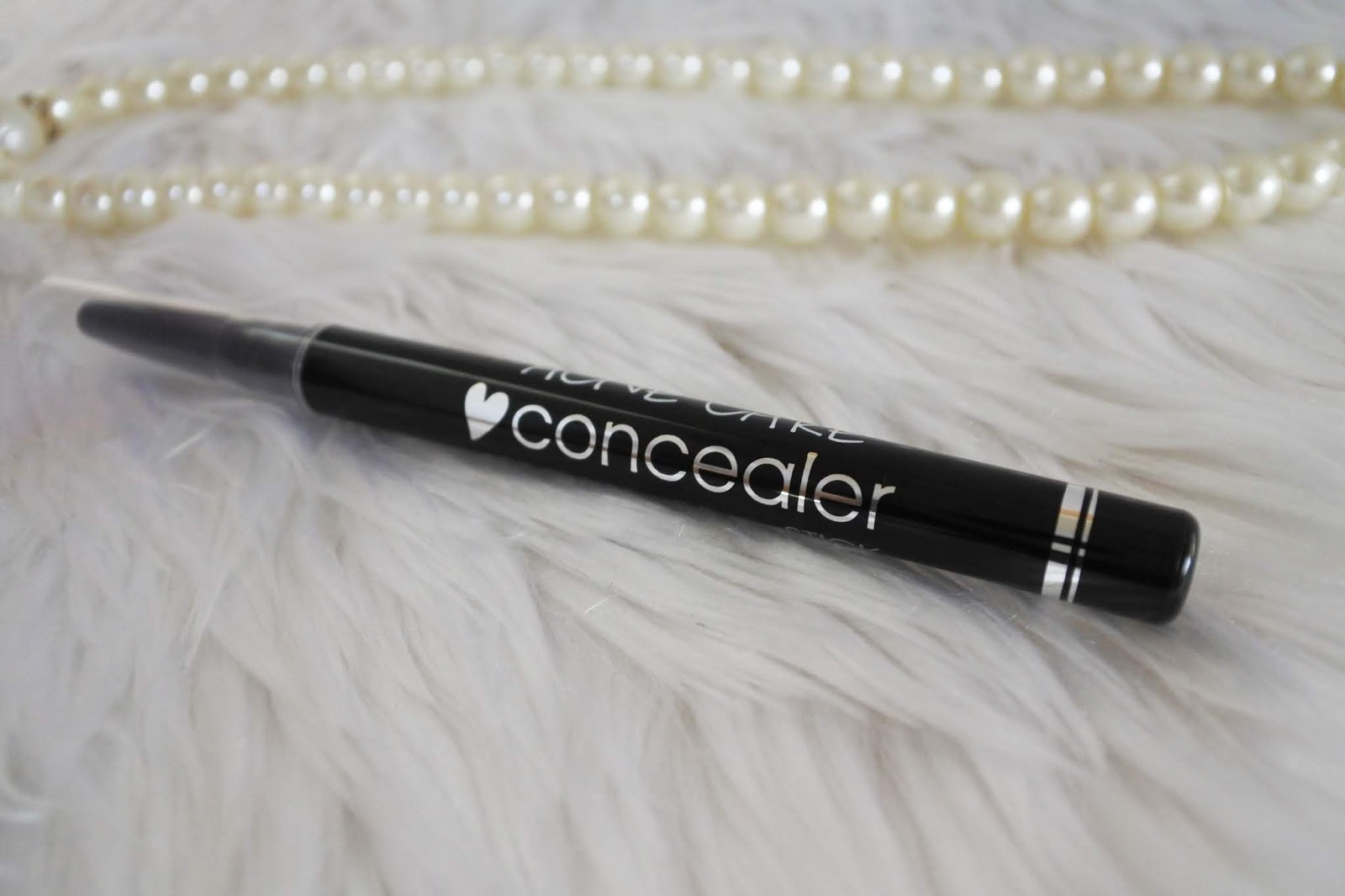 IN2IT Acne Care & Concealer Stick ราคาเบา ๆ แต่ปกปิดได้เนียนเป๊ะ - SARA ...