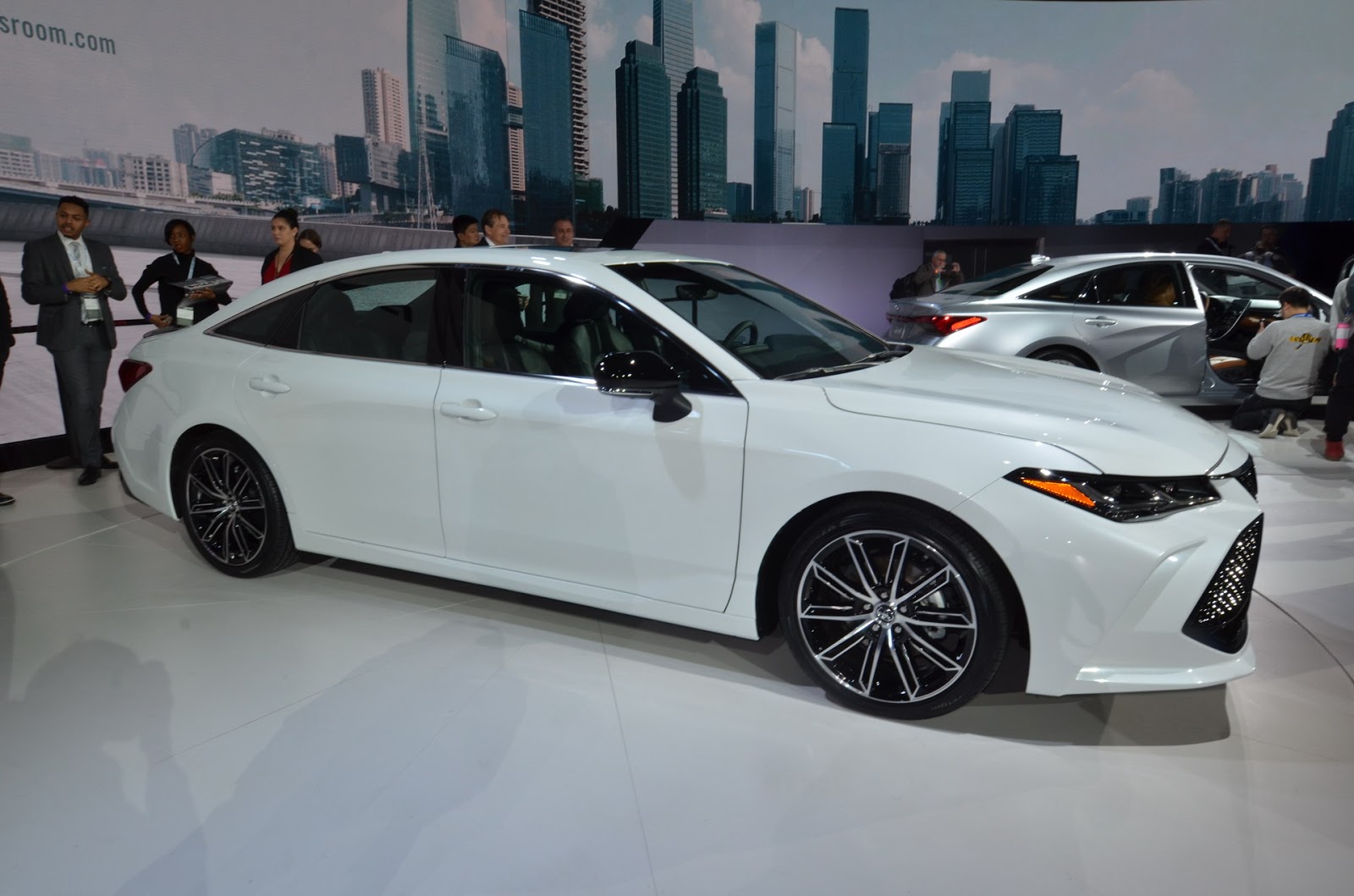2019 Toyota Avalon Edges Closer To Lexus, Adds Apple CarPlay Too - car news