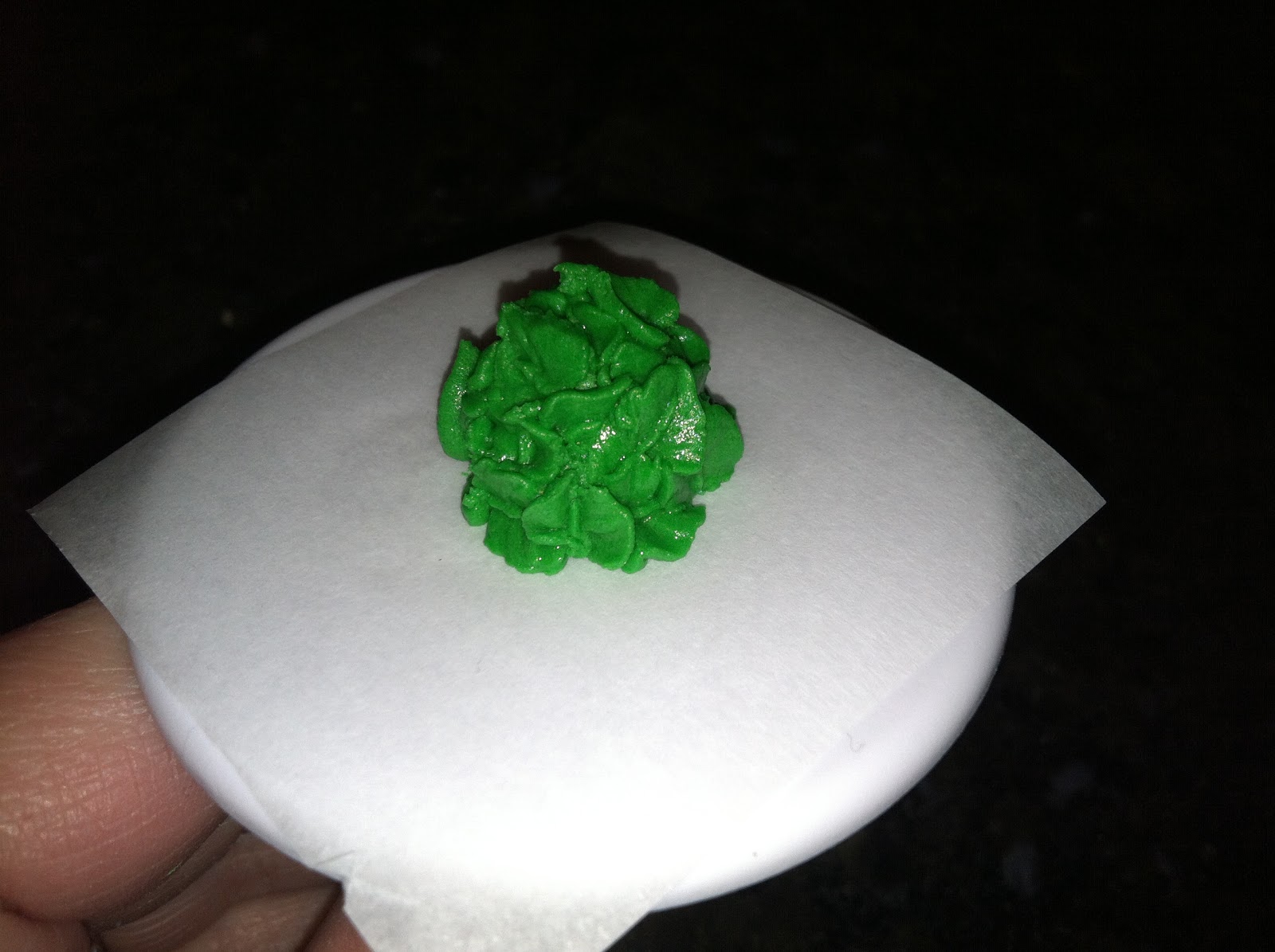 The Iced Queen: Royal Icing Kissing Ball