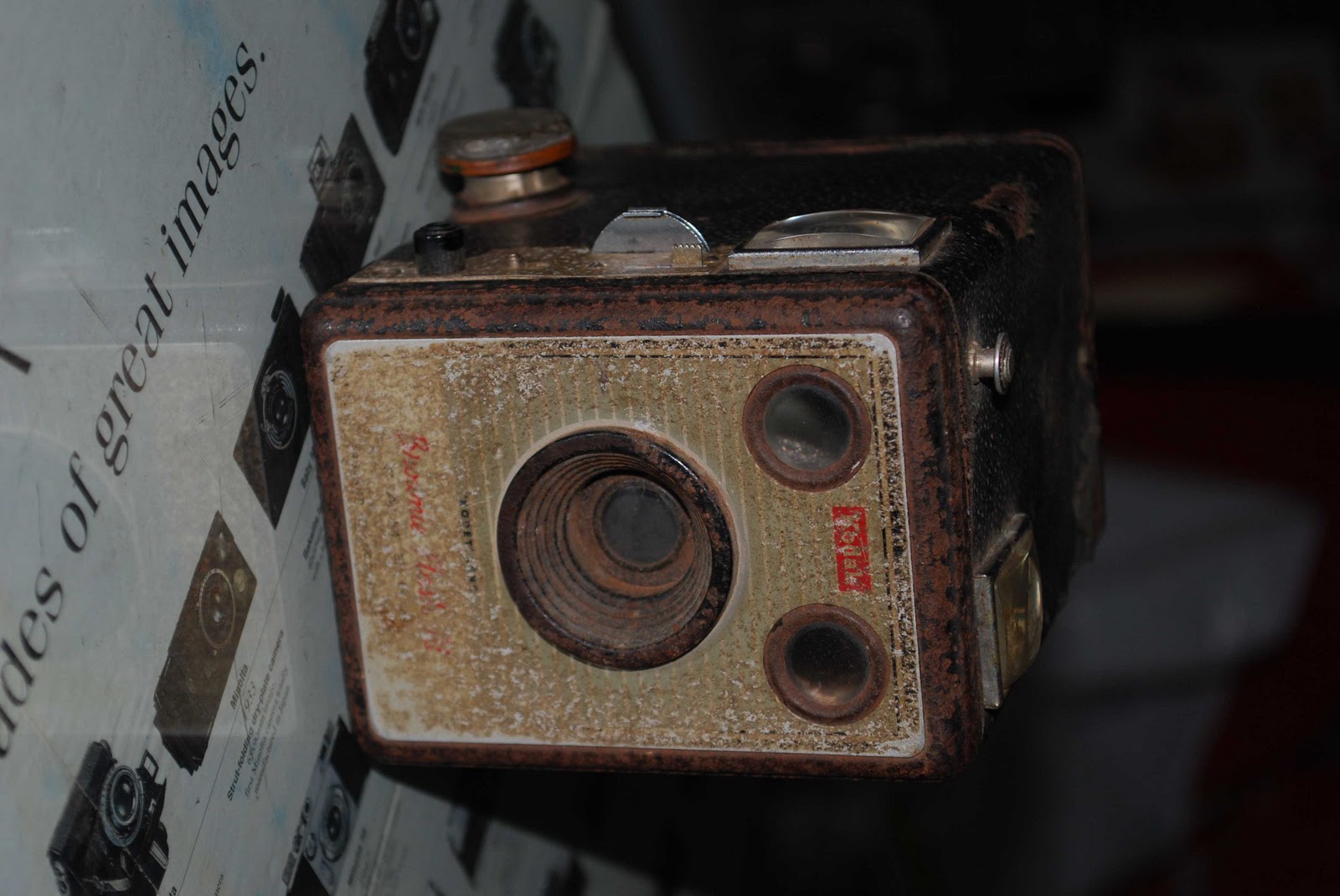 ANTIQUE CAMERAS: KODAK BOX CAMERA OF 1900
