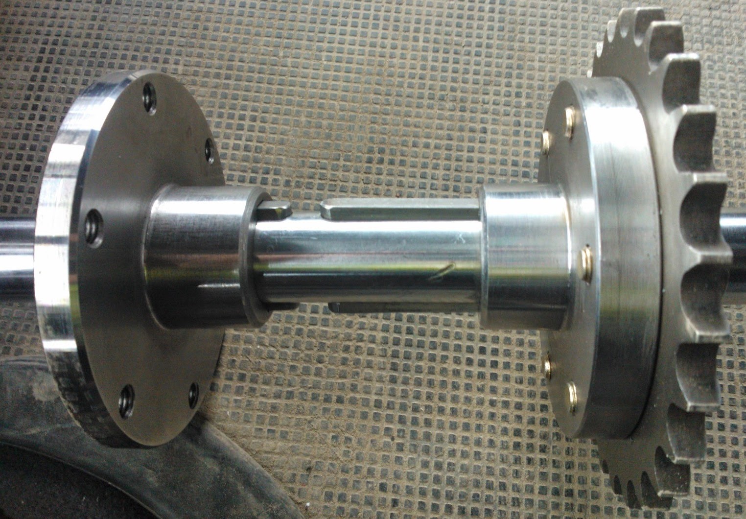 motomatin projektit: Ketjuvetoinen trike, auton tasauspyörästö ja akseli