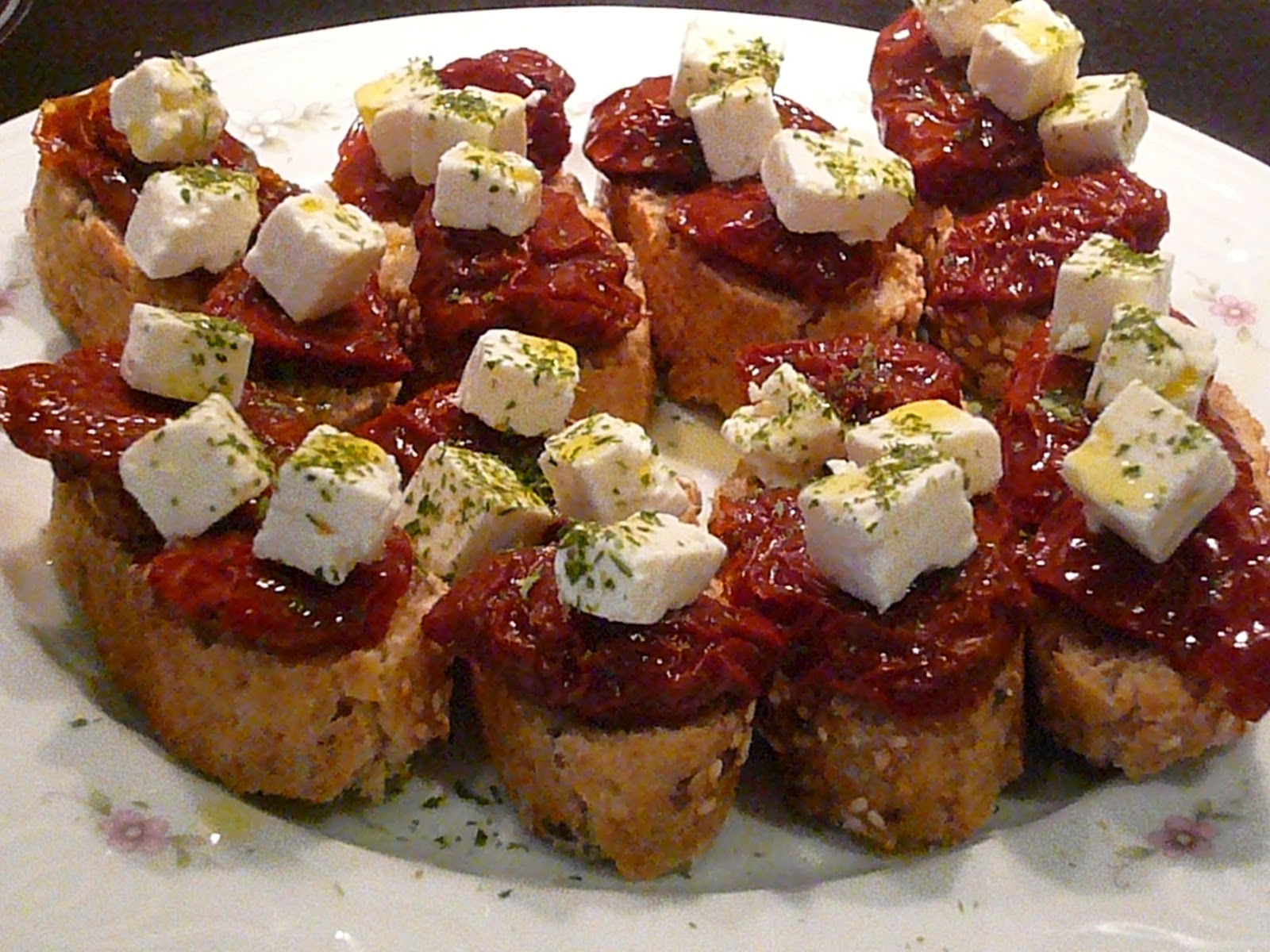 Mamuchi en la cocina: Canapés de tomates secos y feta