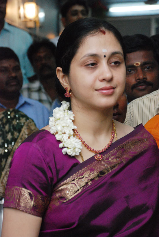 Kingdom of Photo Albums: Actress Devayani Latest Stills