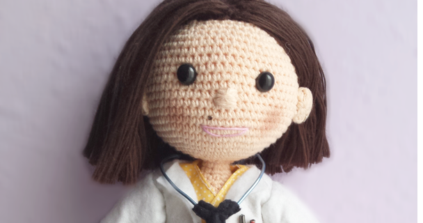 MUÑECA AMIGURUMI DE UNA DOCTORA