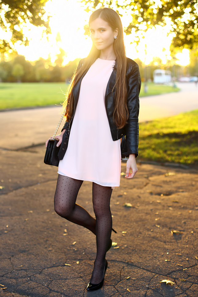 Różowa sukienka, ramoneska, rajstopy w kropki i szpilki | Ari-Maj ...