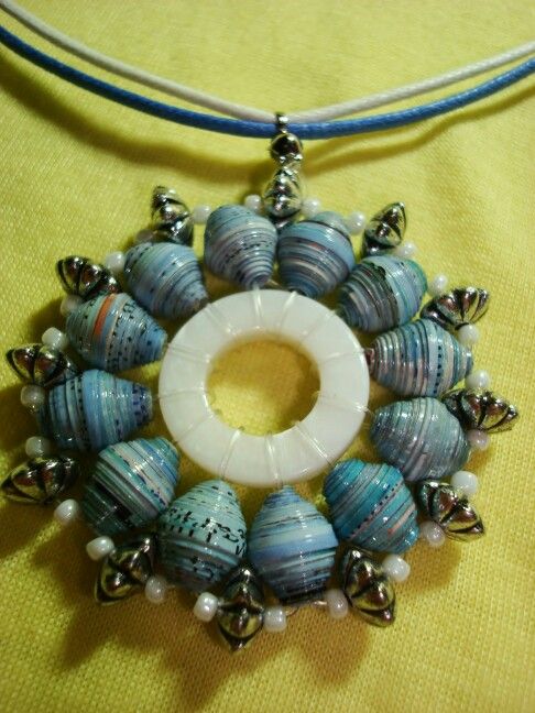 Cantiknya perhiasan dari manik-manik kertas koran dan majalah bekas ...