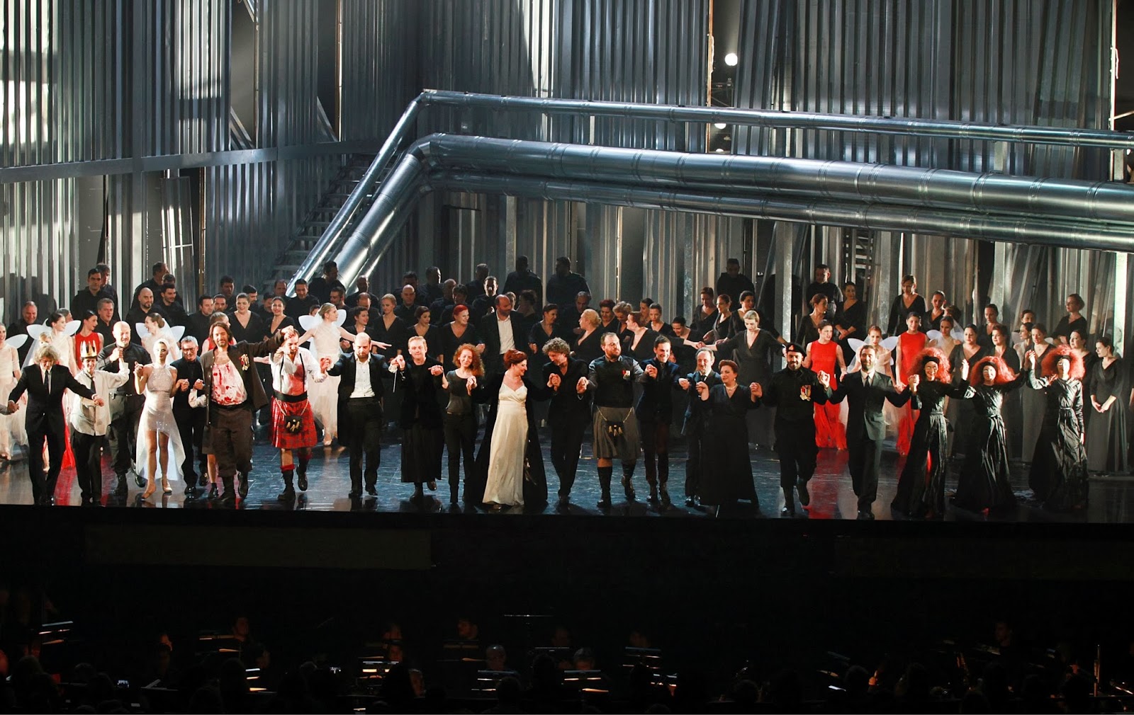 ΘΕΡΜΟ ΧΕΙΡΟΚΡΟΤΗΜΑ ΓΙΑ ΤΟΝ ΜΑΚΜΠΕΘ | Theater.View