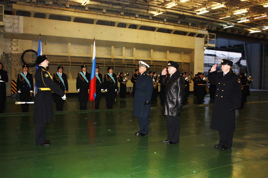 Chinese Navy Commander visits the Russian aircraft carrier | Pakistan ...