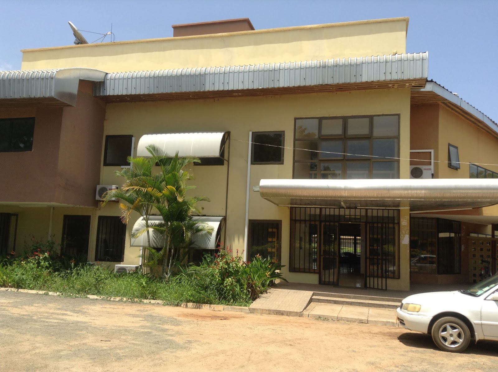 TRACING CHALLENGES AND OPPORTUNITIES : SOLOMON MAHLANGU LIBRARY-SUA