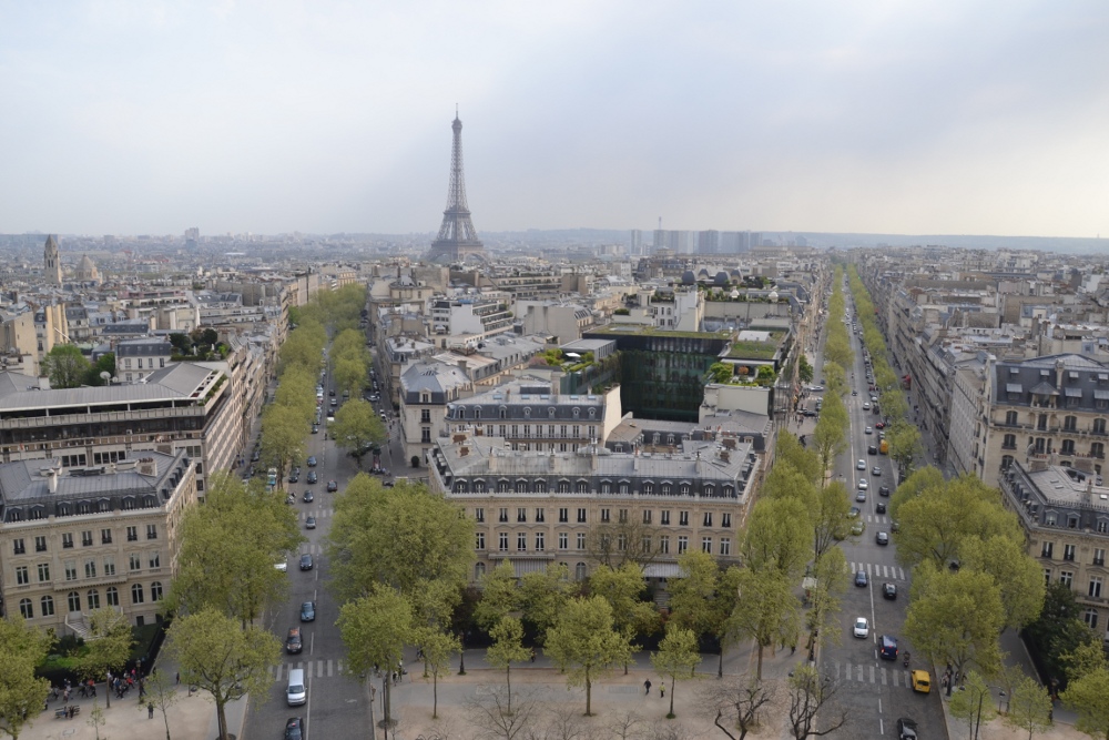 Kolmenimemees: Roosa Pariis, viimane rahukevad, VI. Triumfikaar ja ...