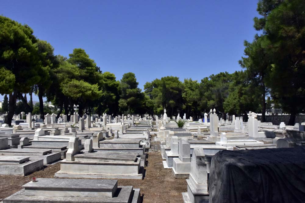 ΟΙ ΕΙΚΟΝΕΣ ΜΙΛΟΥΝ ΑΠΟ ΜΟΝΕΣ ΤΟΥΣ: Στο εβραϊκό νεκροταφείο του Γ ...