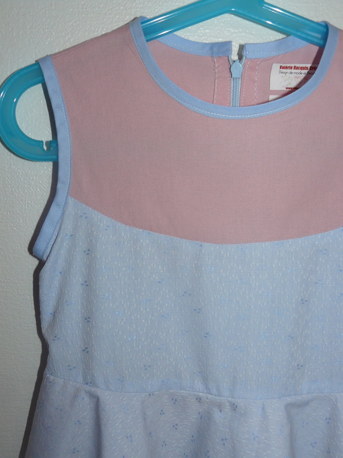 Robe rose et bleue pour jolie fillette