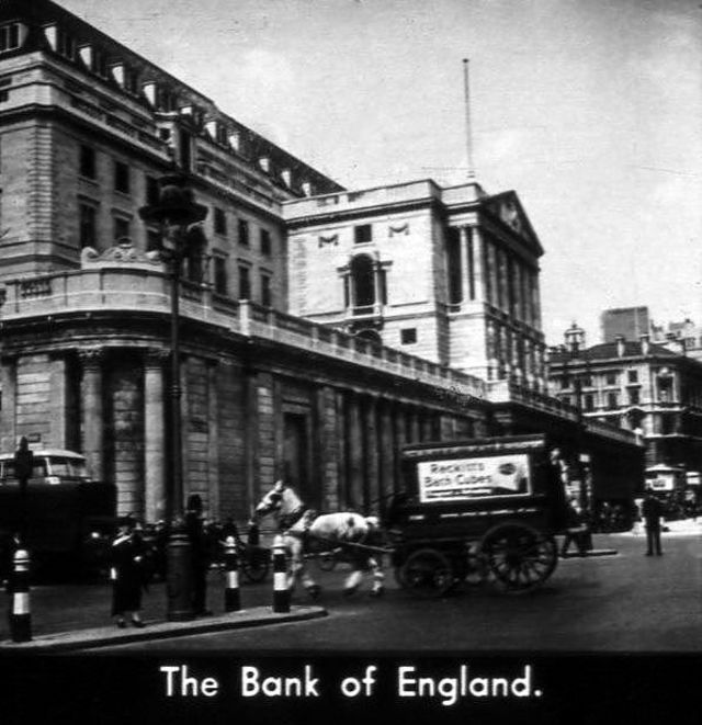 Amazing Found Photographs Capture Street Scenes of London in the 1930s ...