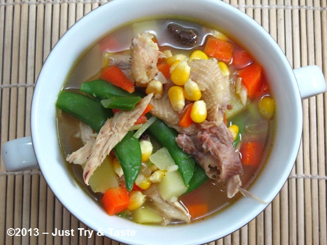 Sup Ayam dengan Jagung Manis, Wortel, Kacang Polong dan Jamur Merang ...