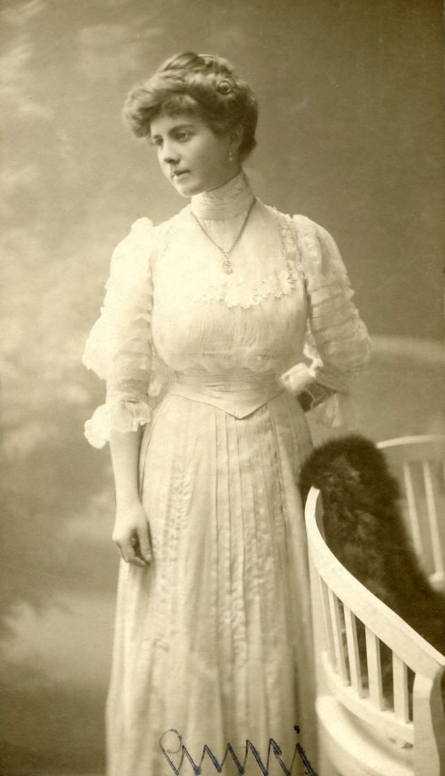 44 Studio Portrait Photos of Young Ladies That Show Glamorous Beauty in ...