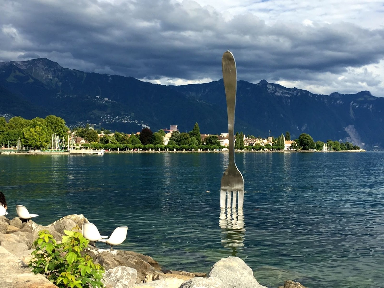 WWW: Die Monstergabel im Genfersee