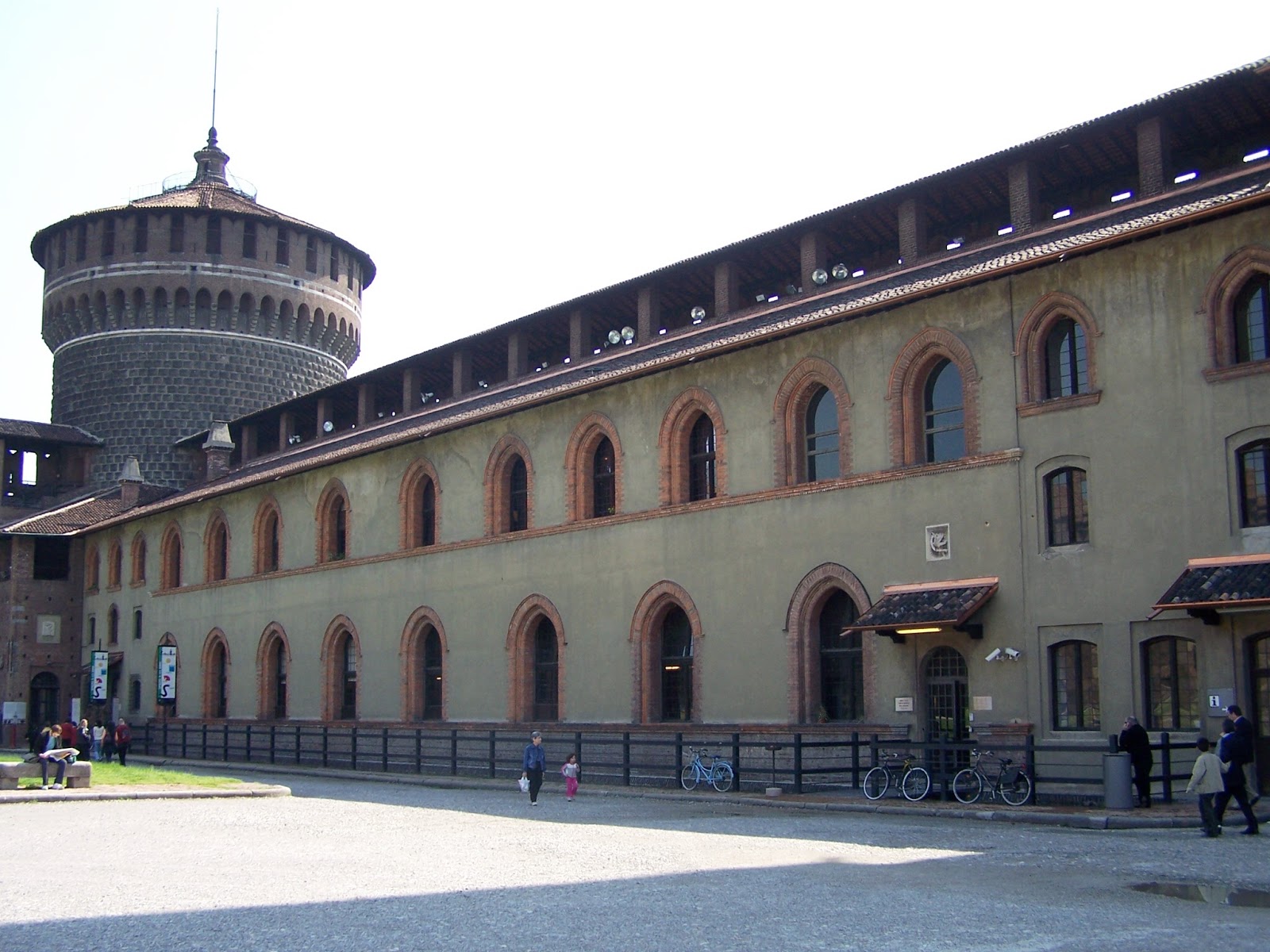 POR TIERRA POR LA TIERRA: El Castillo Sforzesco en Milano