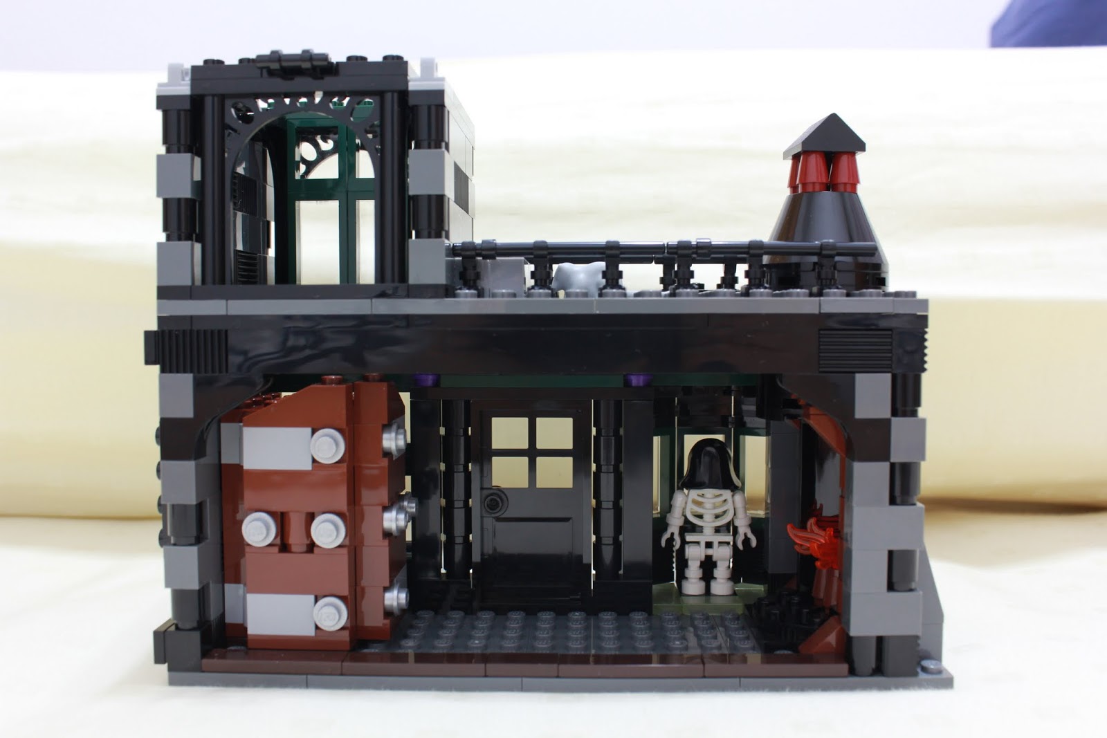 lurkerr's blog: Lego 10217 Diagon Alley - Borgin and Burkes