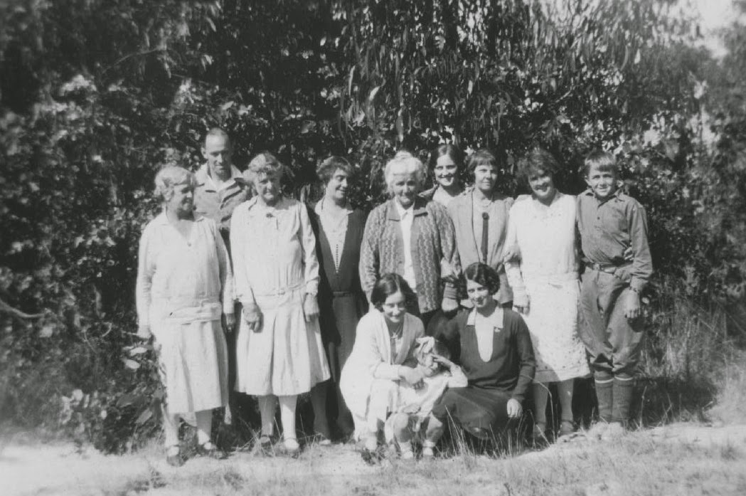 Olney Family Archives: Doris Moss and her extended family