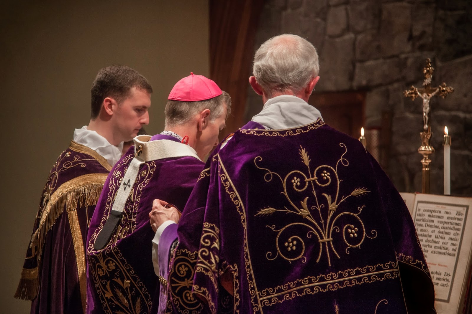 New Liturgical Movement: Pontifical Mass with Archbishop Sample of ...