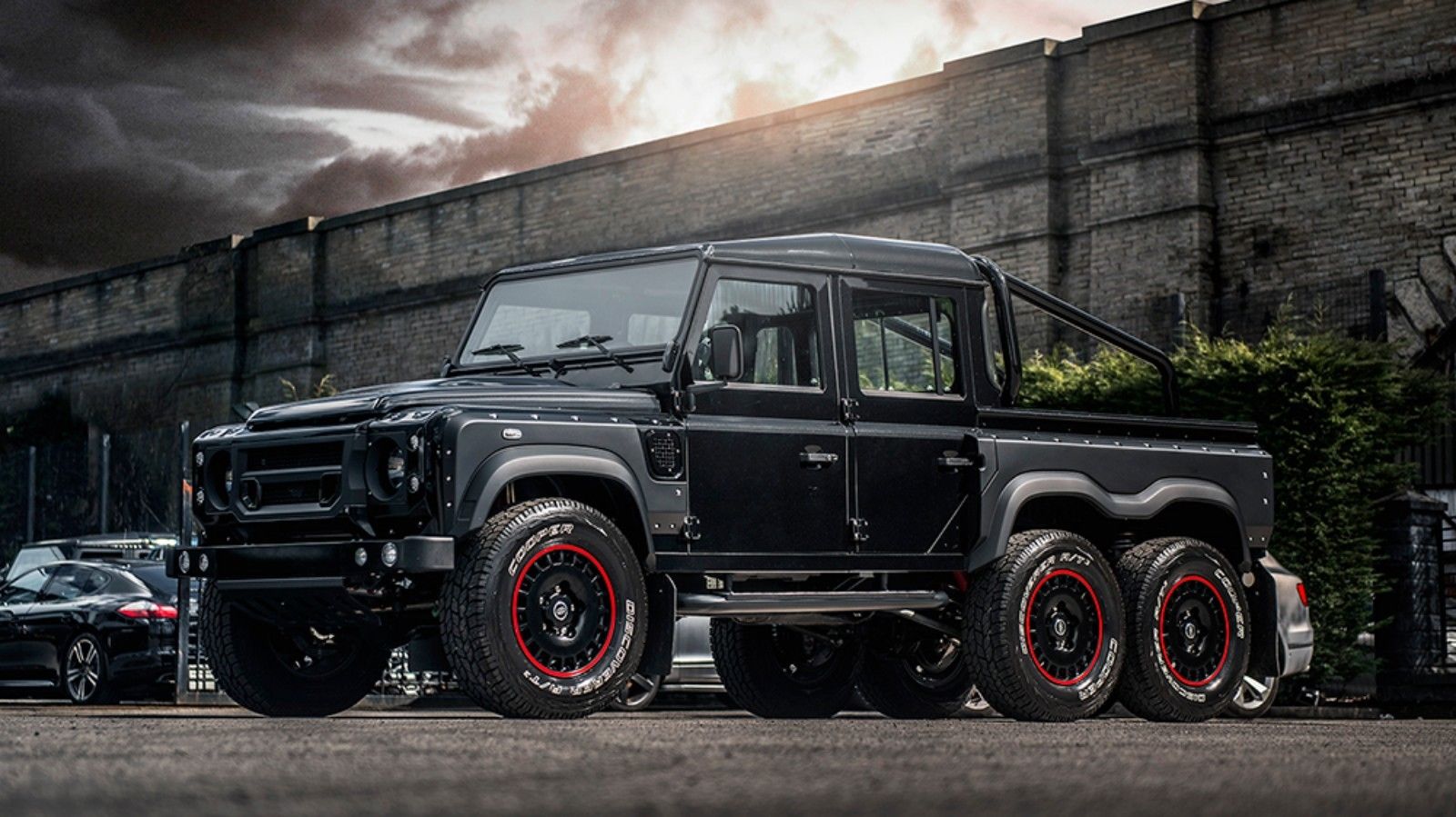 OFF THE BEATEN TRACK: Land Rover Defender 6.2 V8 Flying Huntsman 6x6 LHD