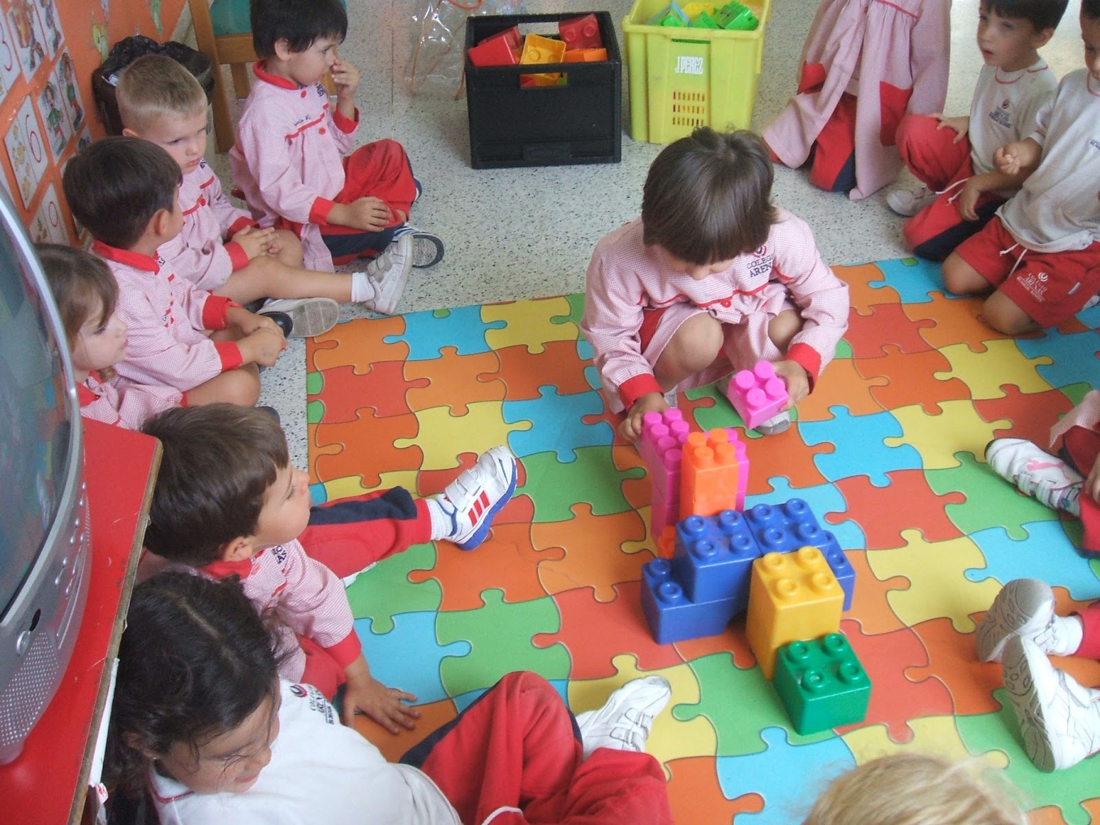 Trazos de colores: Jugando con las torres de legos Infantil 3 años