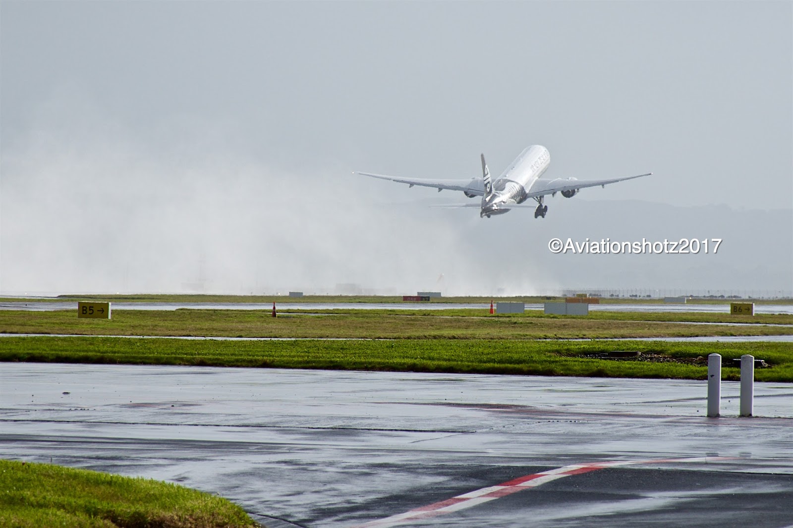 Aviationshotz: Full Power Wet Runway Takeoff