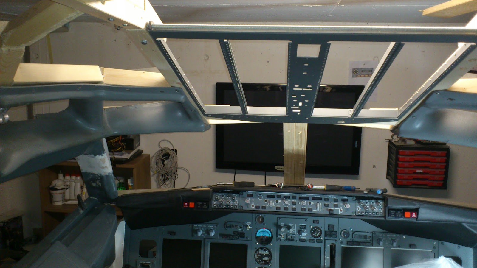 Boeing 737-800NG Fullsize Homecockpit: Boeing Overhead assembling: