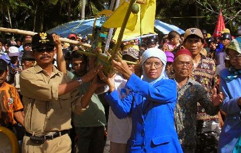 Antar Ajong, Wisata Budaya Sambas | Burung Gereja Borneo