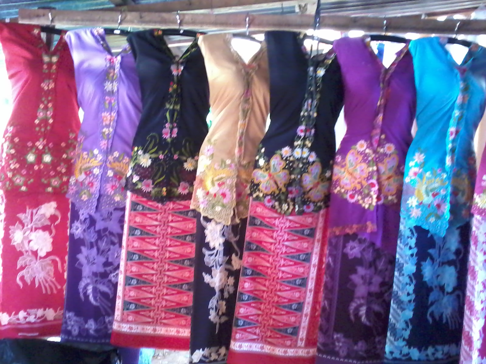 tikar sarawak: jubah manik dan labuci