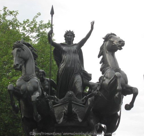 The Aeternal Swirling Fight : Queen Boudica's statue in London