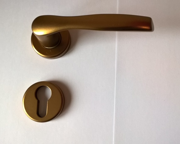 Feronerie Usi SRL- silduri clante manere usi interior si exterior ...