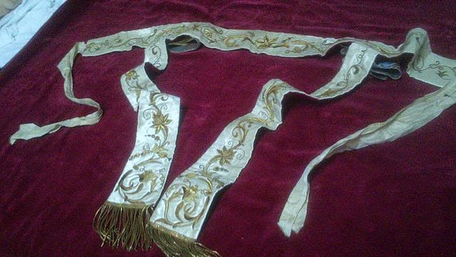 Asociación Litúrgica Magnificat: El amito, el alba y el cíngulo