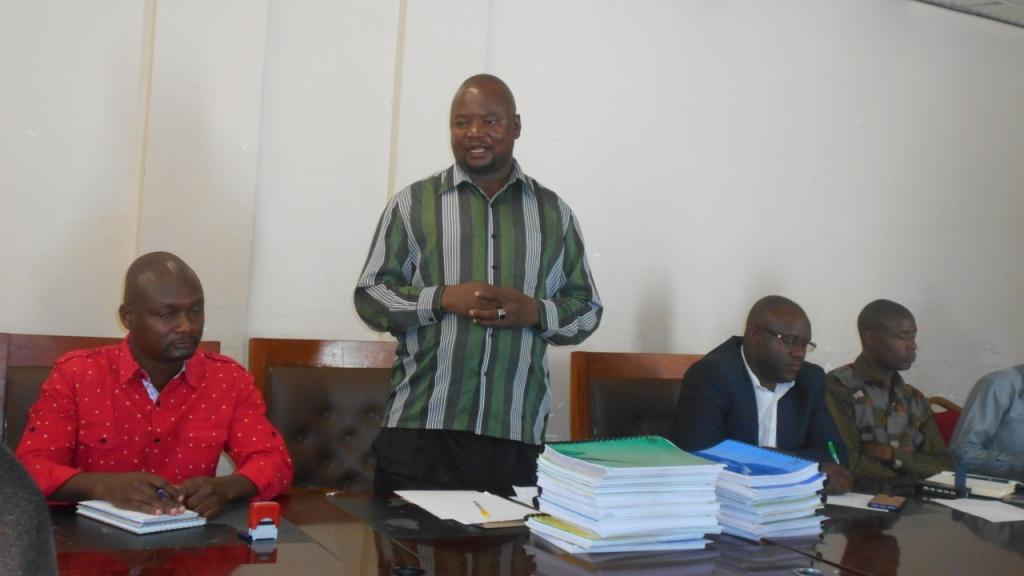 DC BARIADI AAGIZA MKANDARASI ALIYETELEKEZA MRADI AKAMATWE ~ Blog rasmi ...