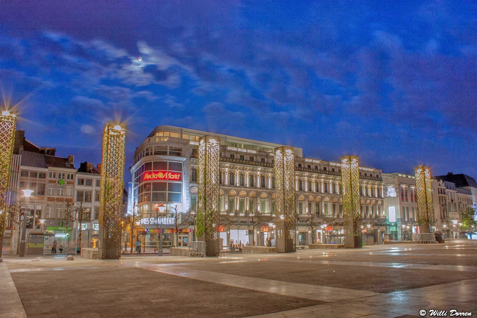 la ville de liege et ses quartiers: le centre de liege en soirée