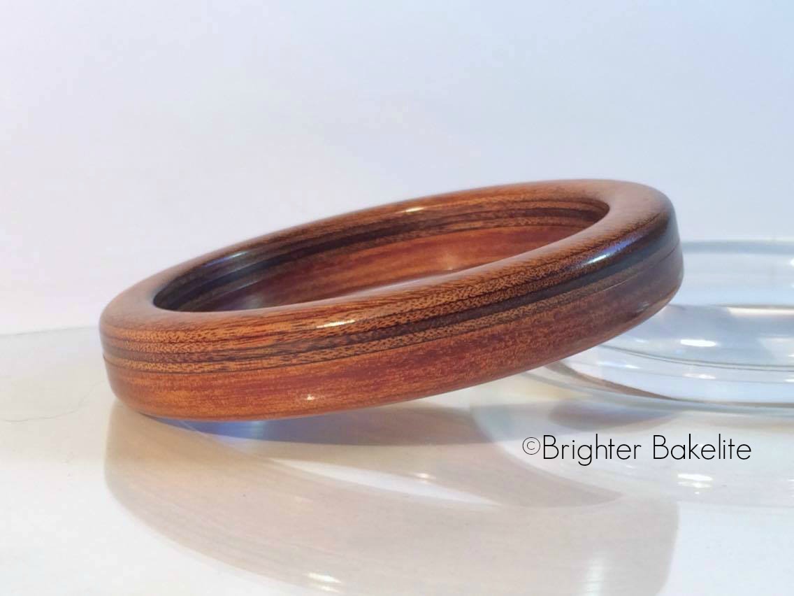 Brighter Bakelite: Bakelite, or wood?