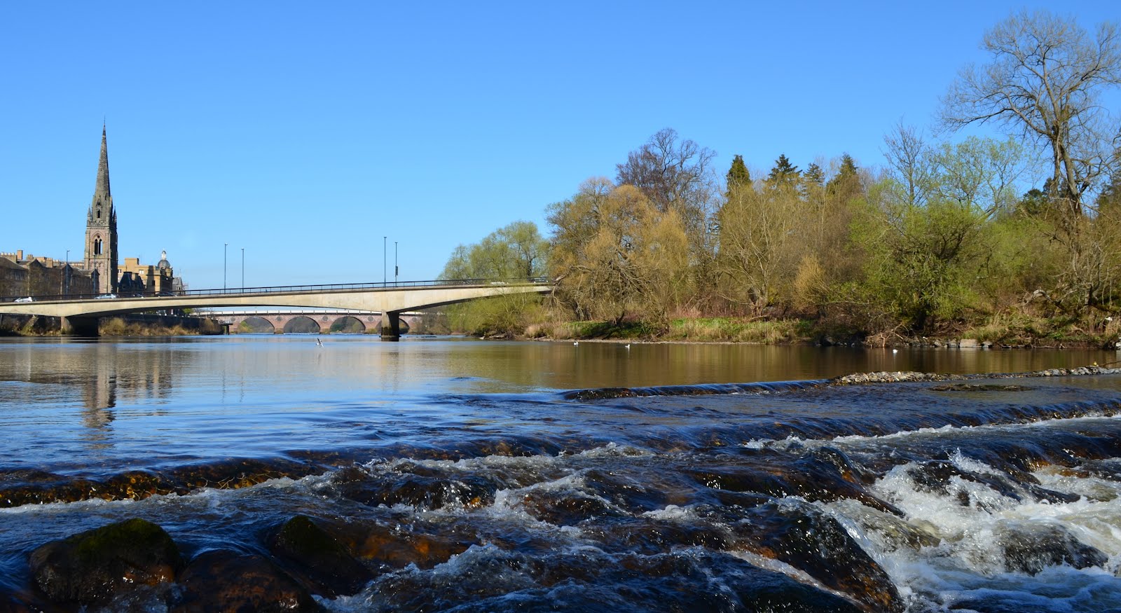 Tour Scotland: Tour Scotland Photographs Video Queen's Bridge Perth ...