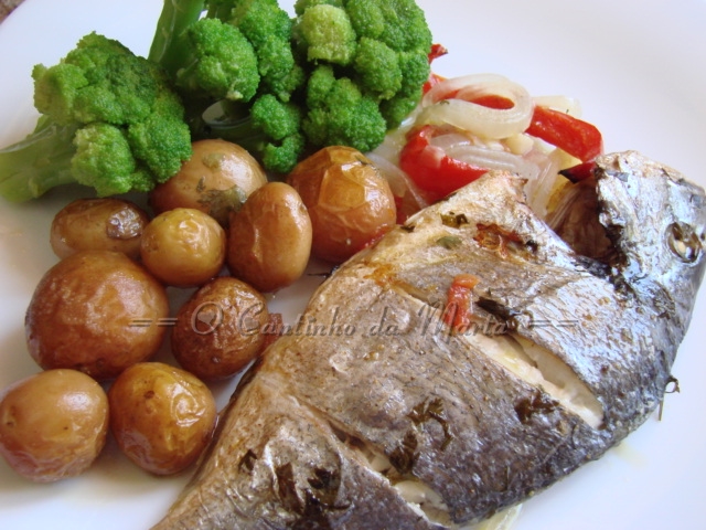 O Cantinho da Marta: Dourada Assada com Batatinhas com Pele