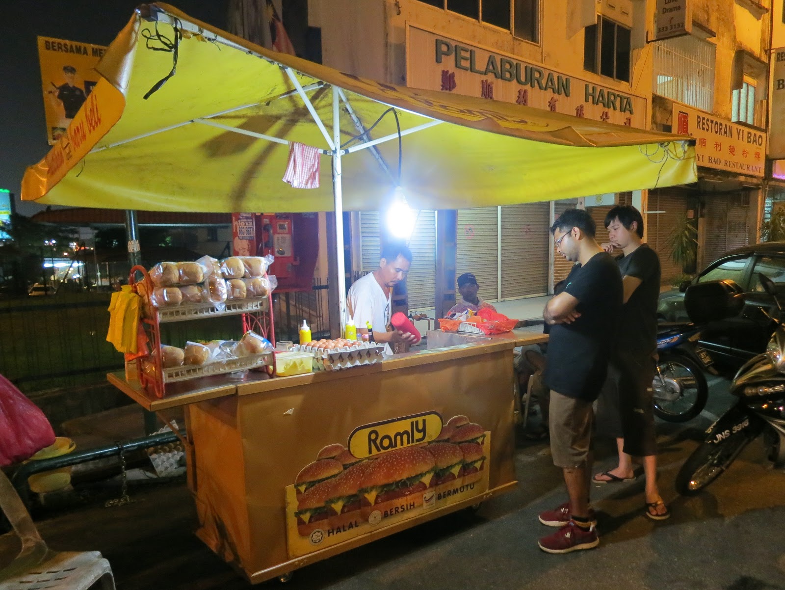 Ramly Burger Blitz in Johor Bahru, Malaysia - Episode Pertama :) |Tony ...