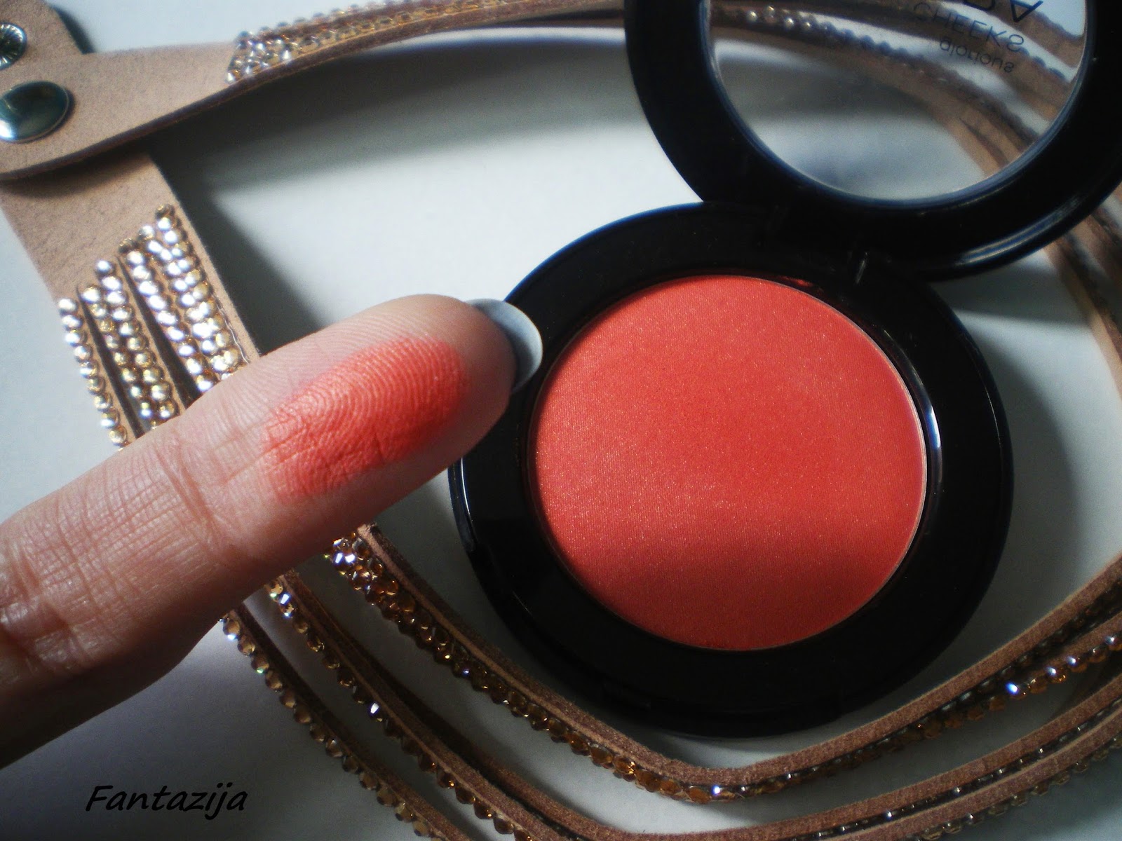 Fantazija: Aura Glorious Cheeks rumenilo