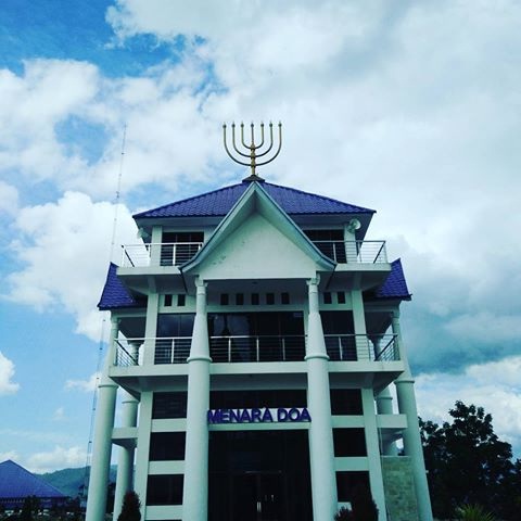 Keseruan Wisata Alam Air Terjun Bukit Gibeon Dan Religi Di Pusat ...