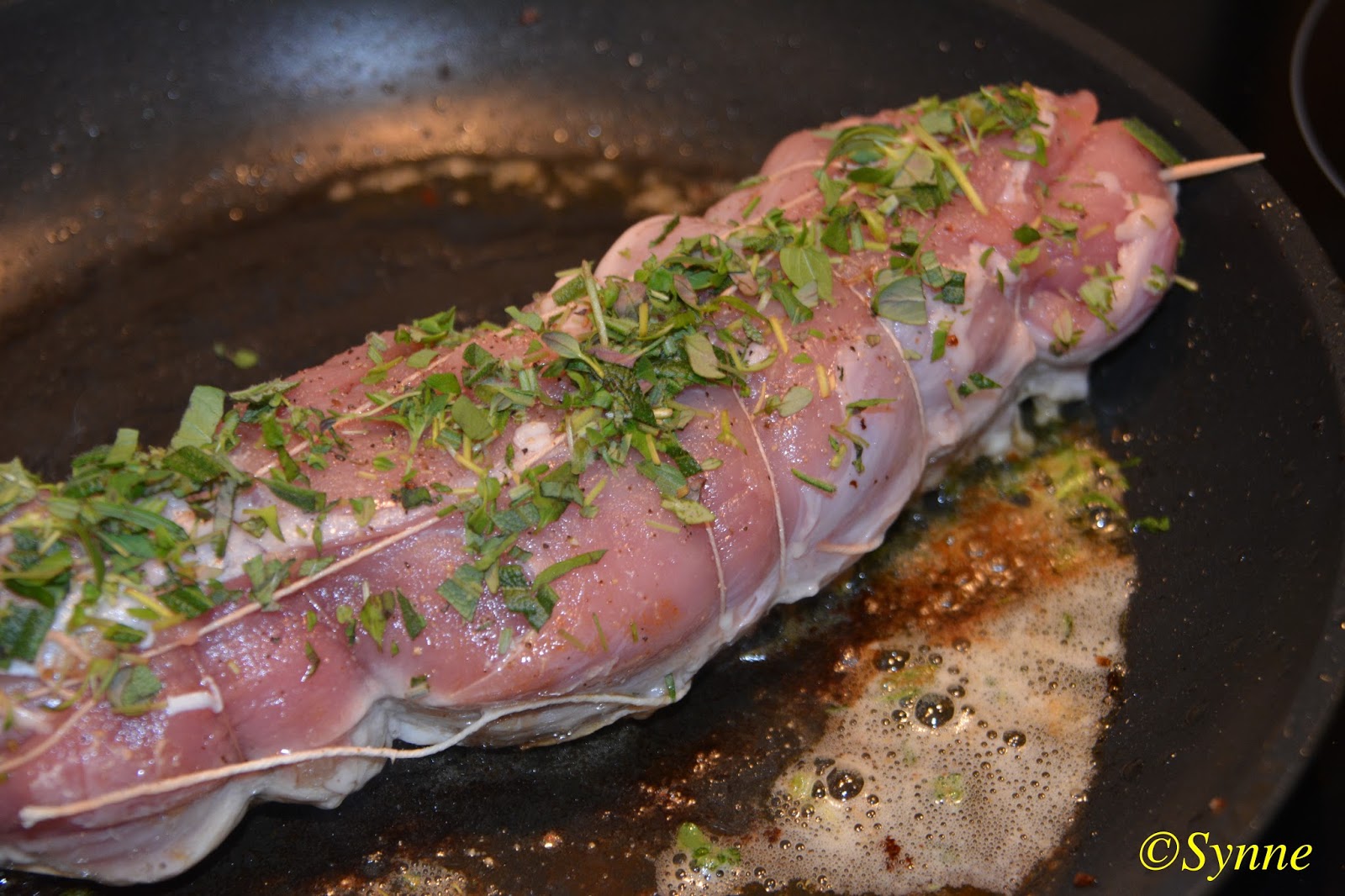 ganske enkelt: Svinefilet fylt med urter, bacon og løk.